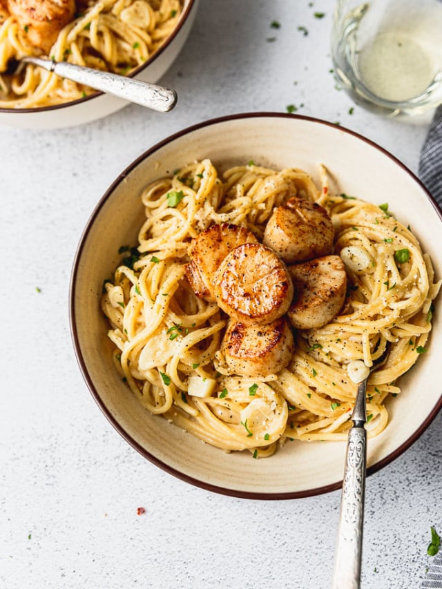 Scallop Pasta with Creamy Garlic Sauce - Fork in the Kitchen